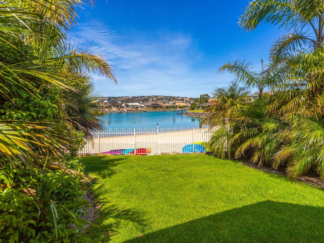 Lake Front – Tropical Retreat at Encounter Bay! - Encounter Bay,