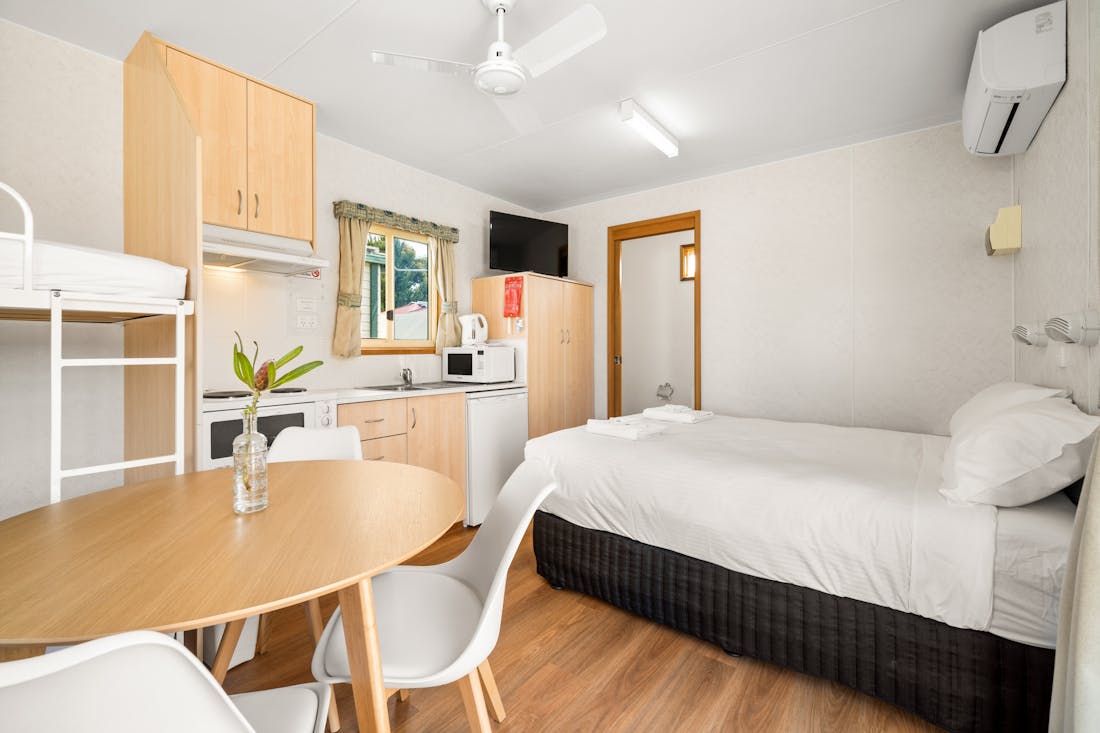 BIG4 Mount Compass Caravan Park, Studio Cabin - Mount Compass, Ac...