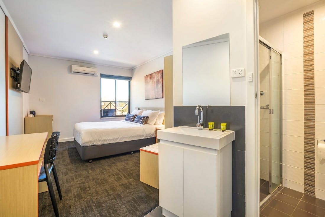 Nightcap at Rose and Crown Hotel, Studio Queen - Adelaide, Accomm...