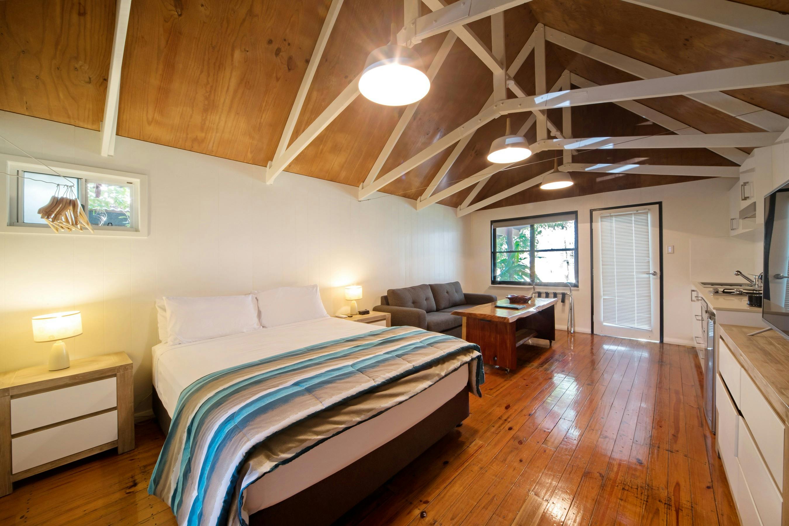 Magnums Accommodation Airlie Beach Adults Only | Accommodation | Queensland