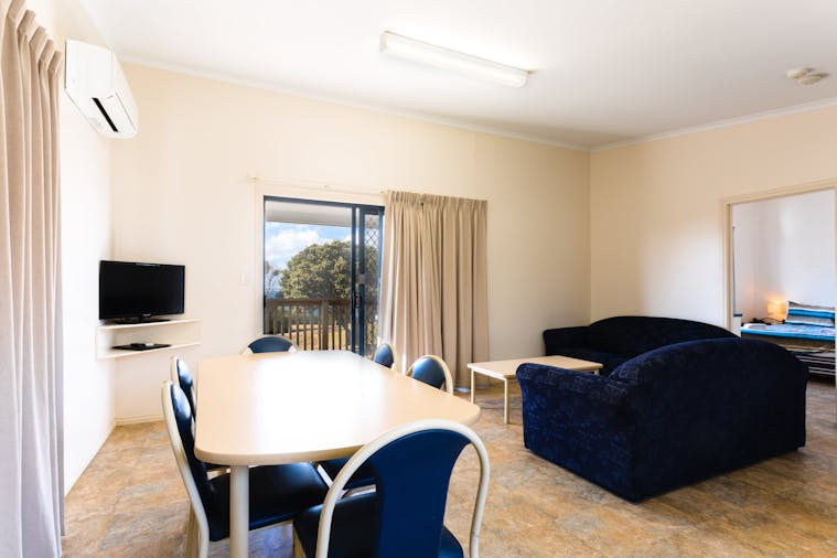 Port Lincoln Tourist Park, FAMILY HOLIDAY CABIN - Port Lincoln, A...