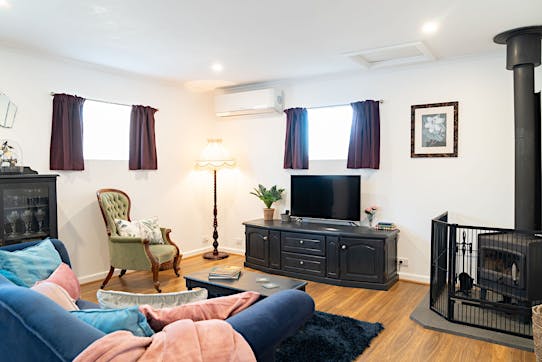 Devon Valley Lodge at Devon Valley Farm Stays - Paris Creek, Acco...