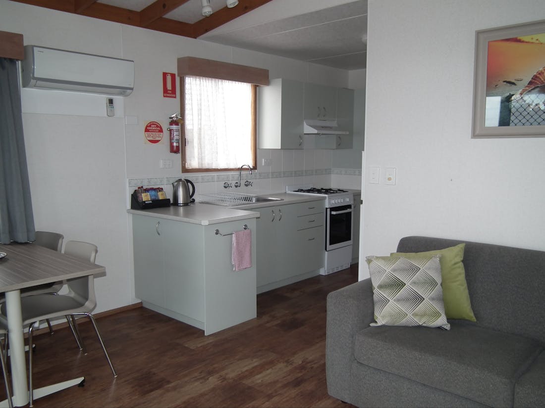 Point Turton Caravan Park, Deluxe Family Cabin - Point Turton, Ac...