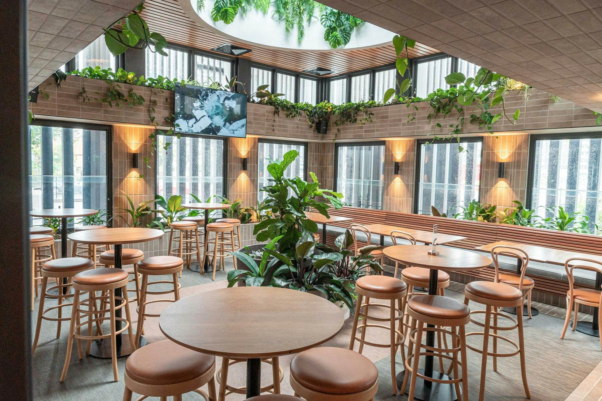 Mermaid Beach Tavern | Food-and-drink | Queensland