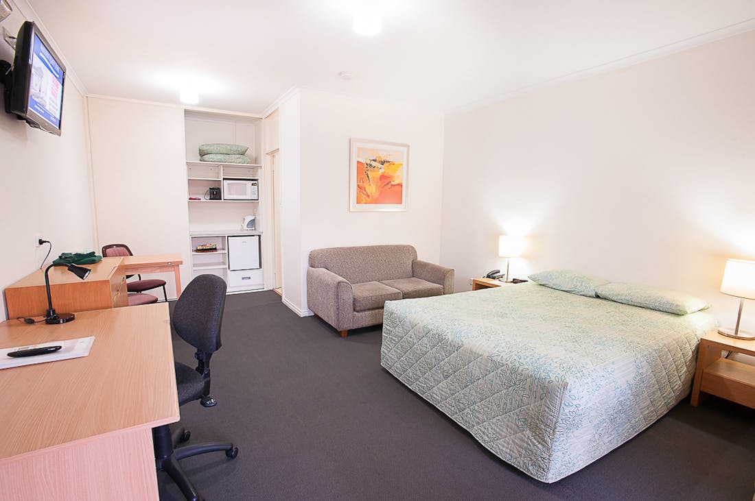 Standpipe Golf Motor Inn, Standard Suite - Port Augusta West, Acc...