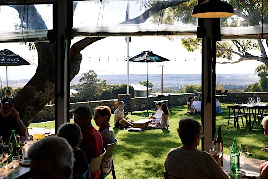 The Victory Hotel - Sellicks Hill, Food and Drink