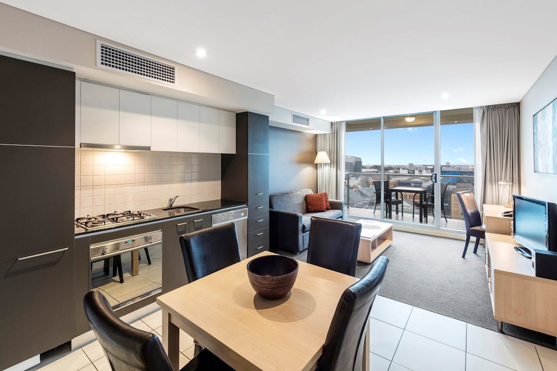 Oaks Adelaide Embassy Suites, Deluxe One Bedroom - Adelaide, Acco...