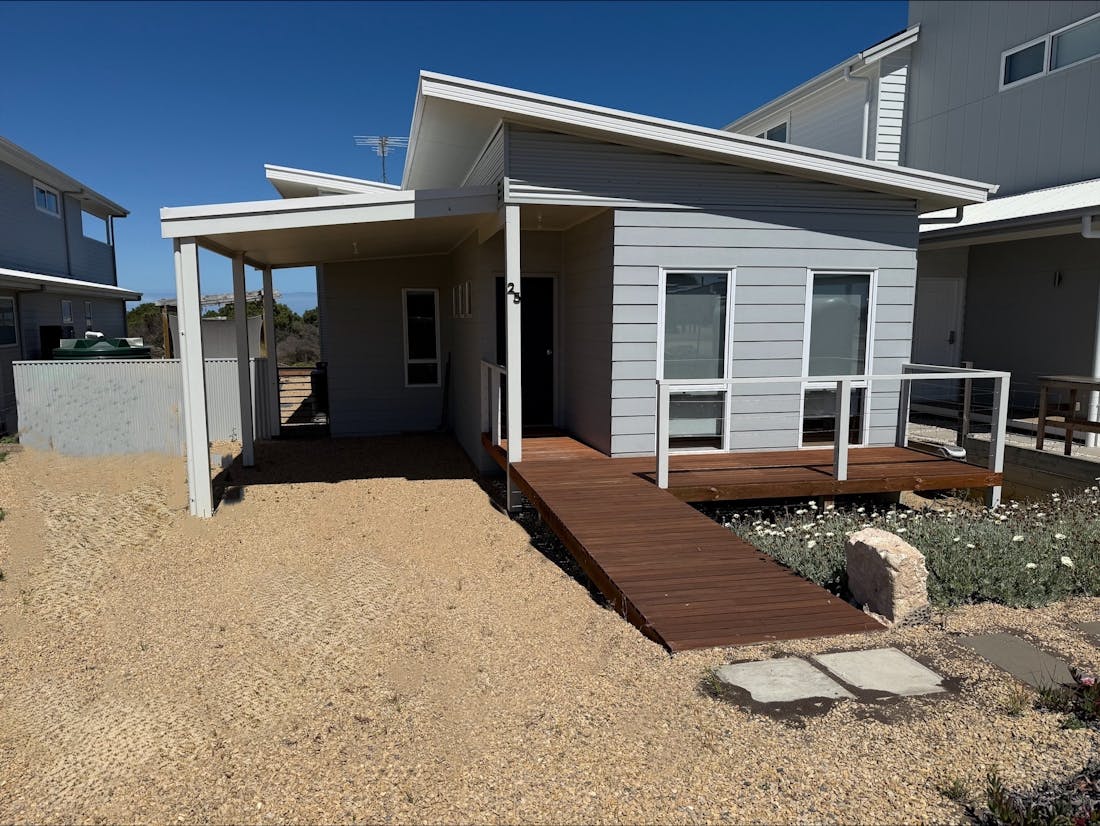 Harry's Beach House - Black Point, Accommodation