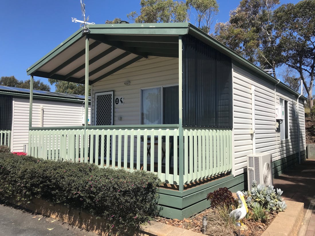 Lake Albert Caravan Park, Family Cabin (Pelican) - Meningie, Acco...